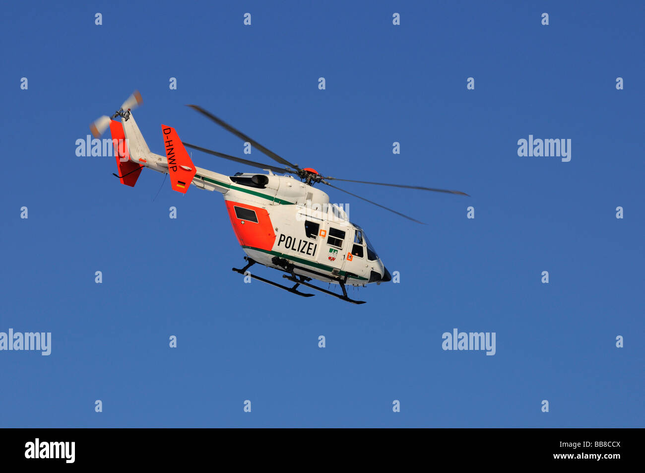 Roter fliegender hubschrauber hi-res stock photography and images - Alamy