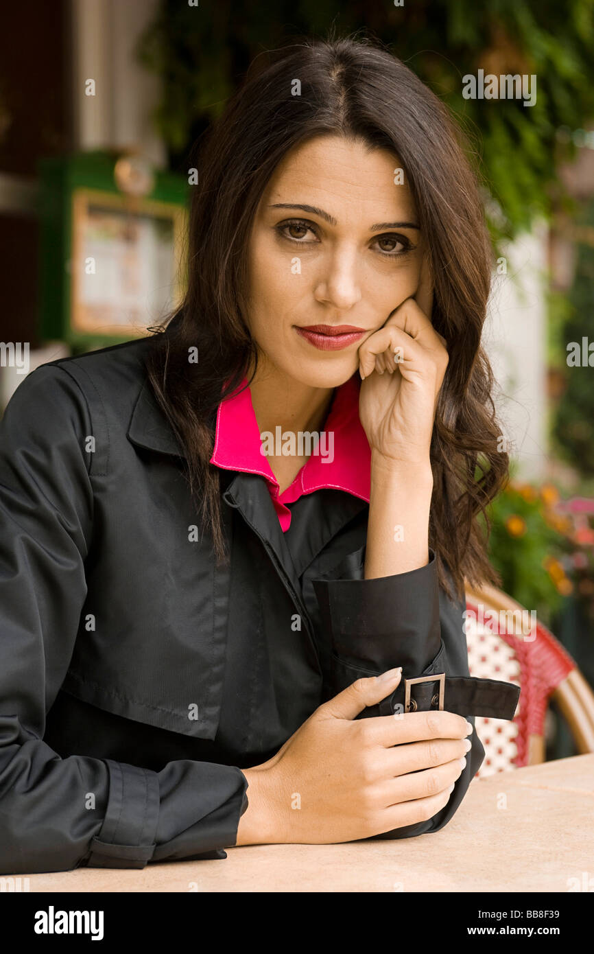 Woman posing, body language Stock Photo - Alamy