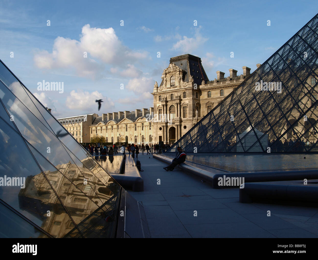 Louvre pyramid and tourists hi-res stock photography and images - Alamy