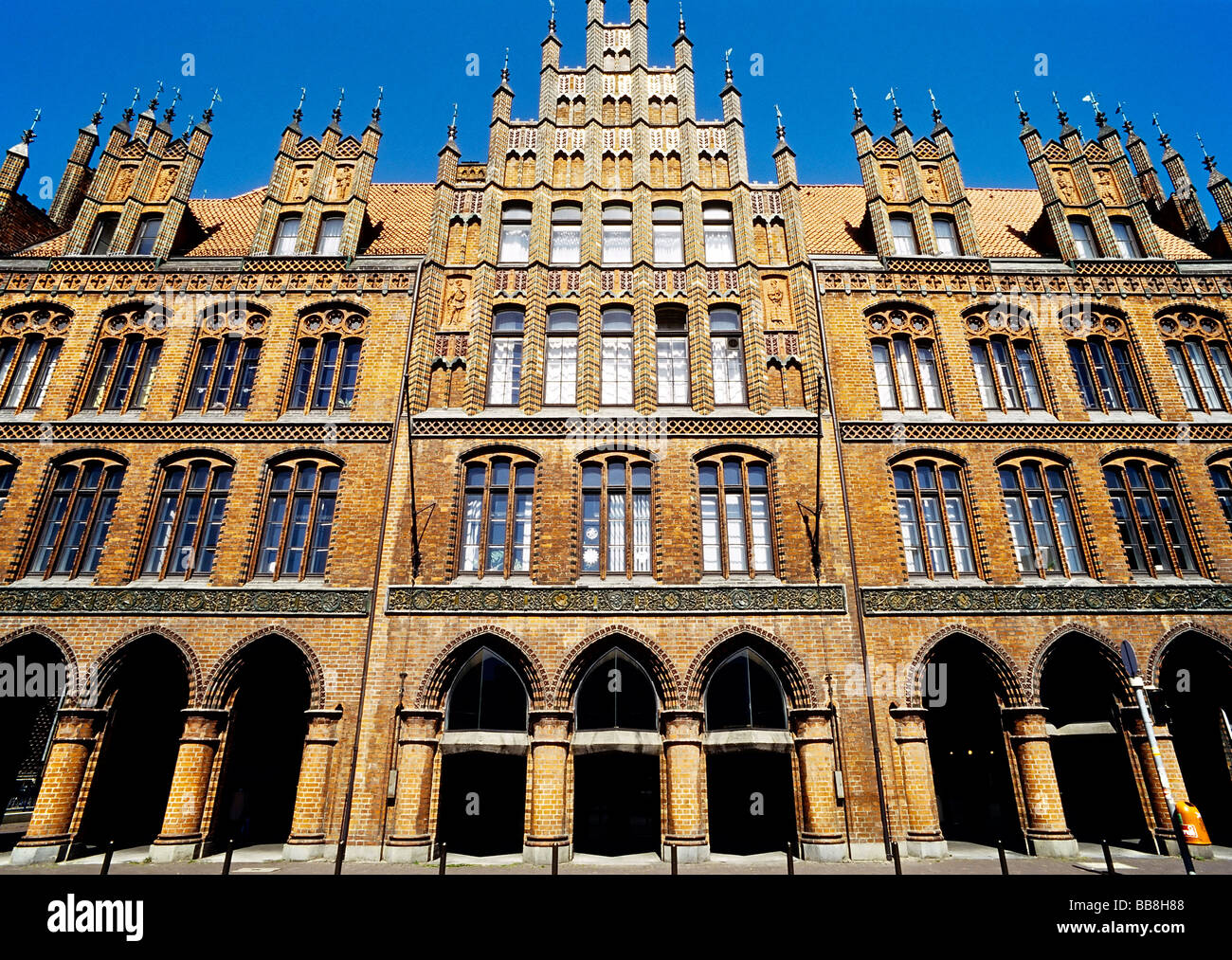 Red brick facade hi-res stock photography and images - Alamy