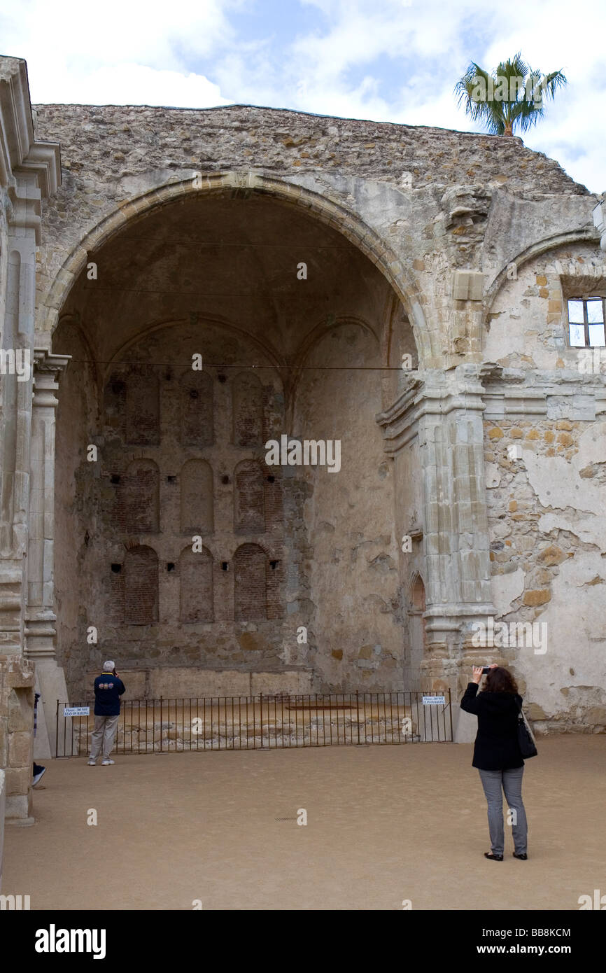 Ruins of the Great Stone Church at Mission San Juan Capistrano ...