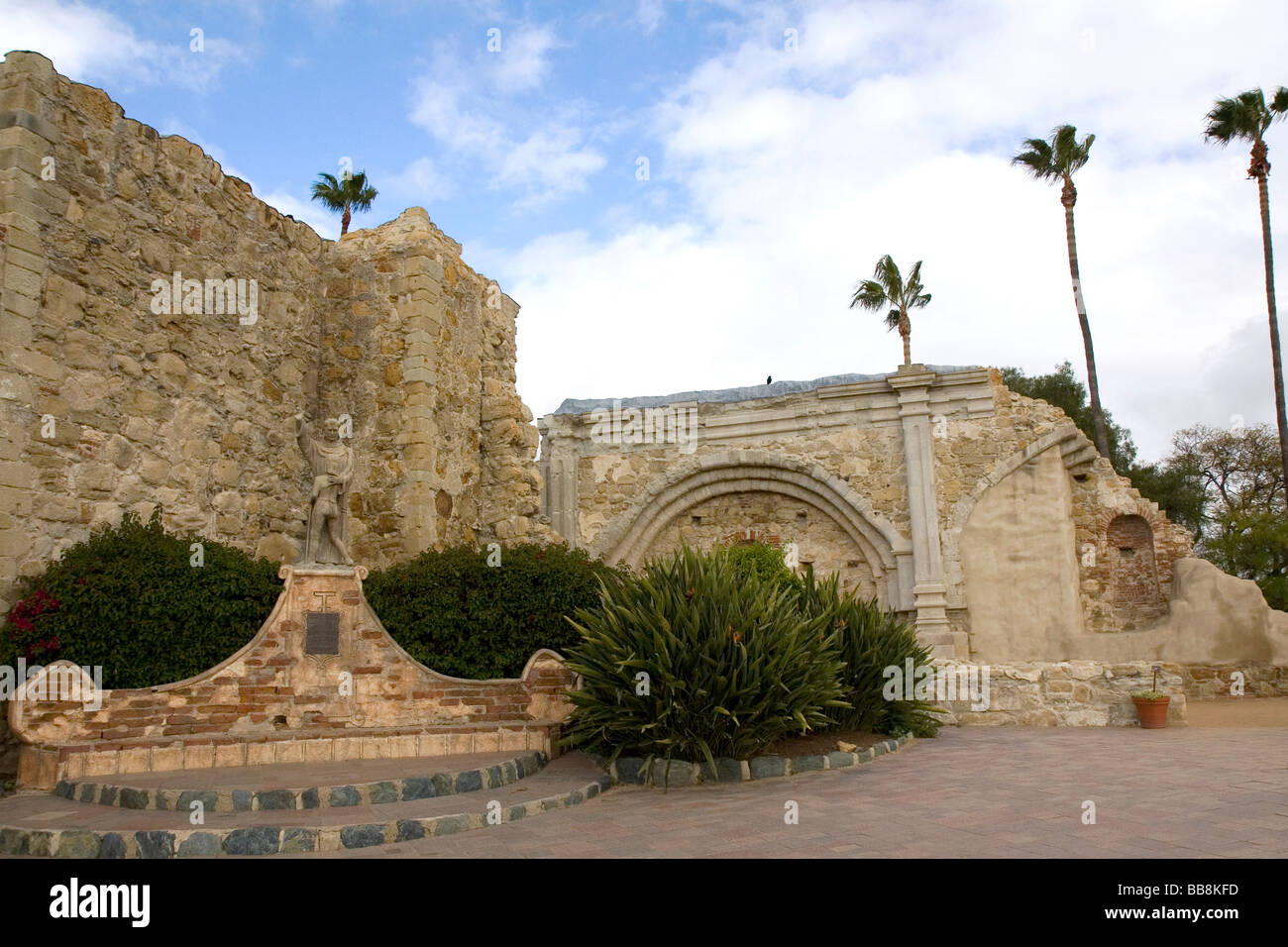 Ruins of the Great Stone Church at Mission San Juan Capistrano ...