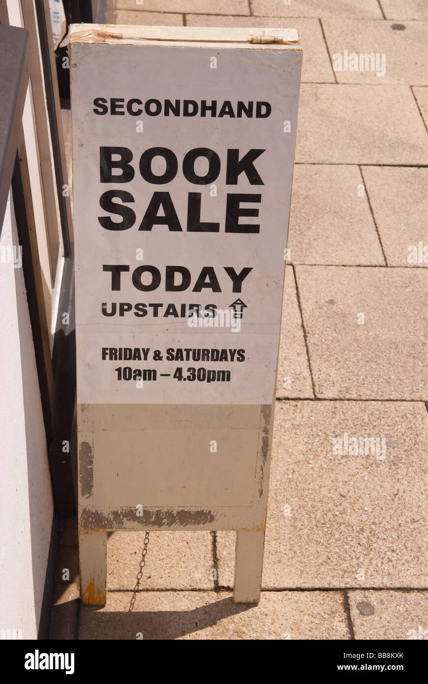 A sign advertising secondhand books for sale in the uk Stock Photo - Alamy