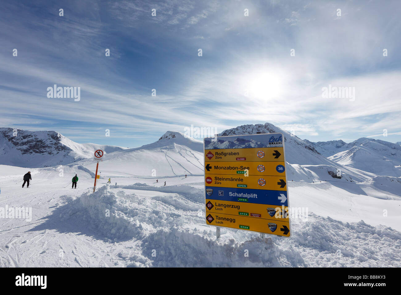 Piste sign, Lech skiing area on Ruefikopf mountain, Lechtal Alps ...