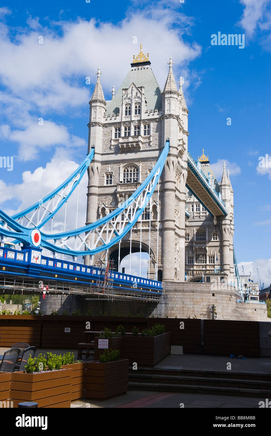 Shad thames sign and tower bridge hi-res stock photography and images ...