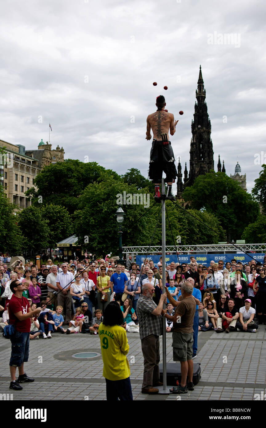 Street Performer entertains audience by juggling balls Edinburgh Fringe ...