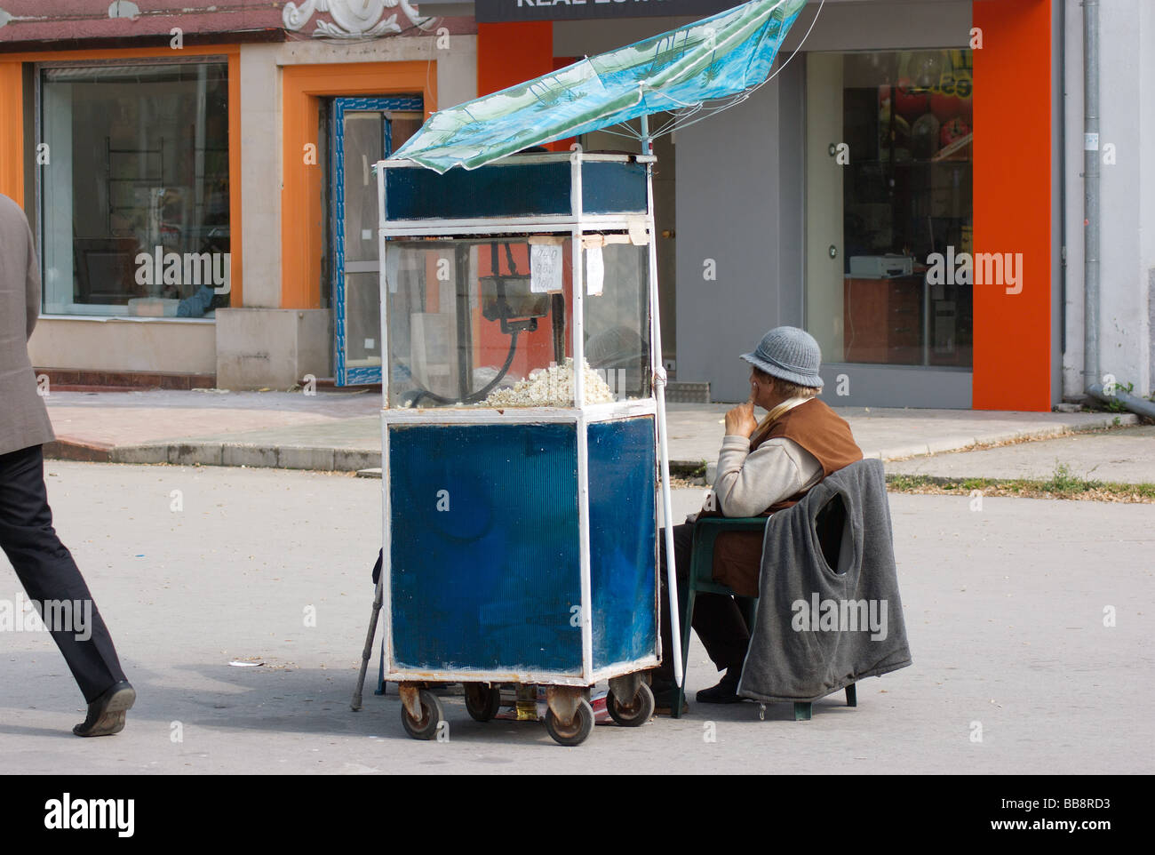 Vendor popcorn hi-res stock photography and images - Alamy