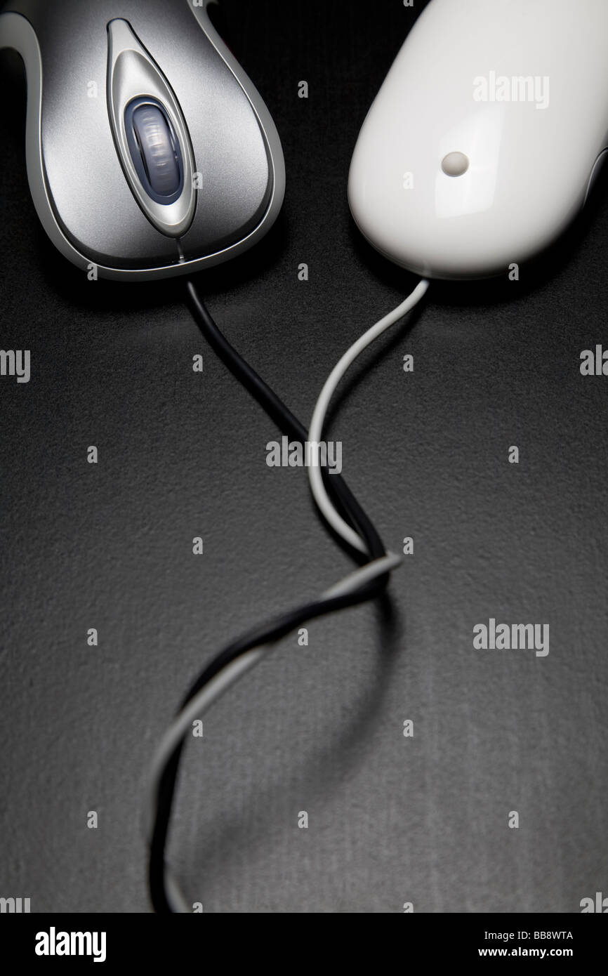 Tangled computer cords hi-res stock photography and images - Alamy