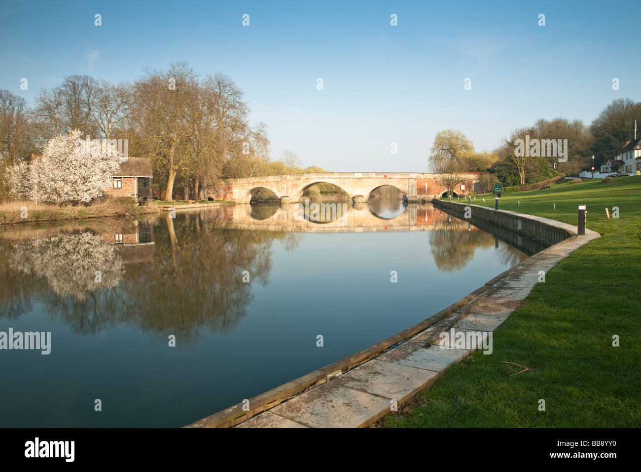 Shillingford bridge, oxfordshire hi-res stock photography and images ...