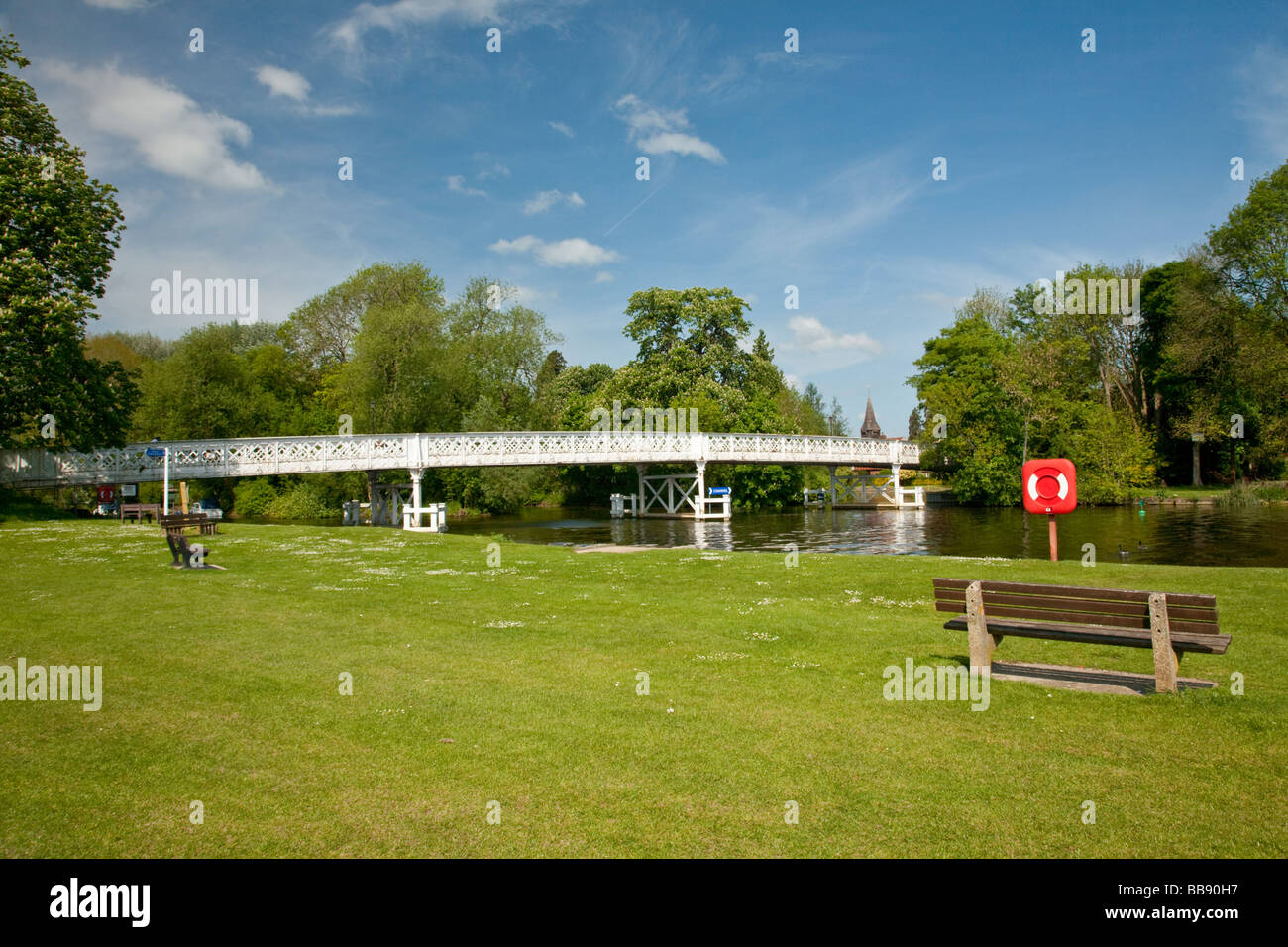 Whitchurch Toll Bridge over the River Thames Whitchurch Berkshire Uk ...