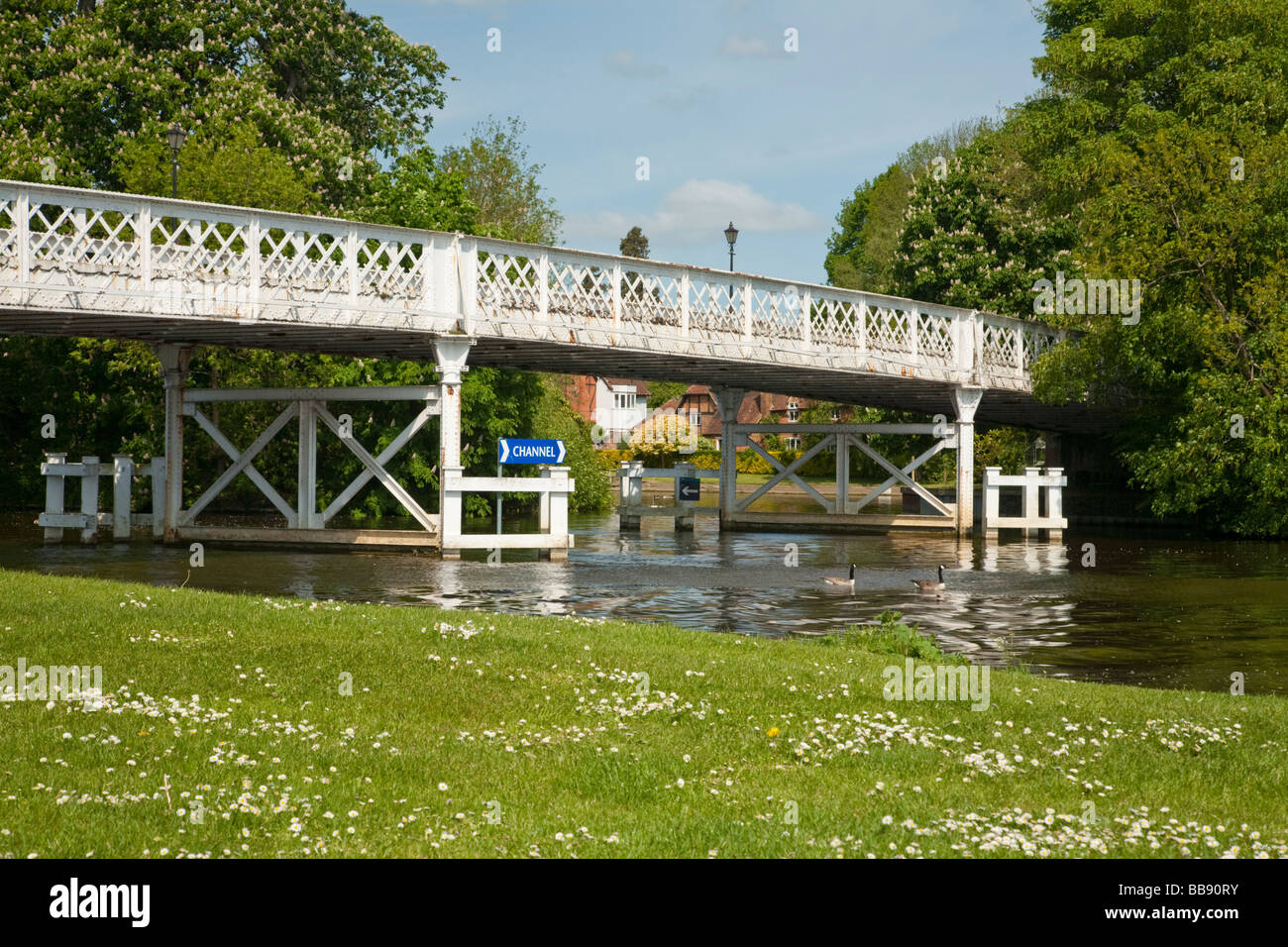 Whitchurch Toll Bridge over the River Thames Whitchurch Berkshire Uk ...
