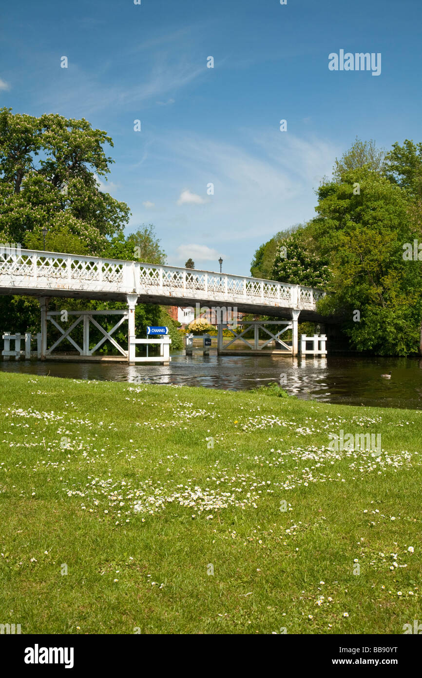 Whitchurch Toll Bridge over the River Thames Whitchurch Berkshire Uk ...