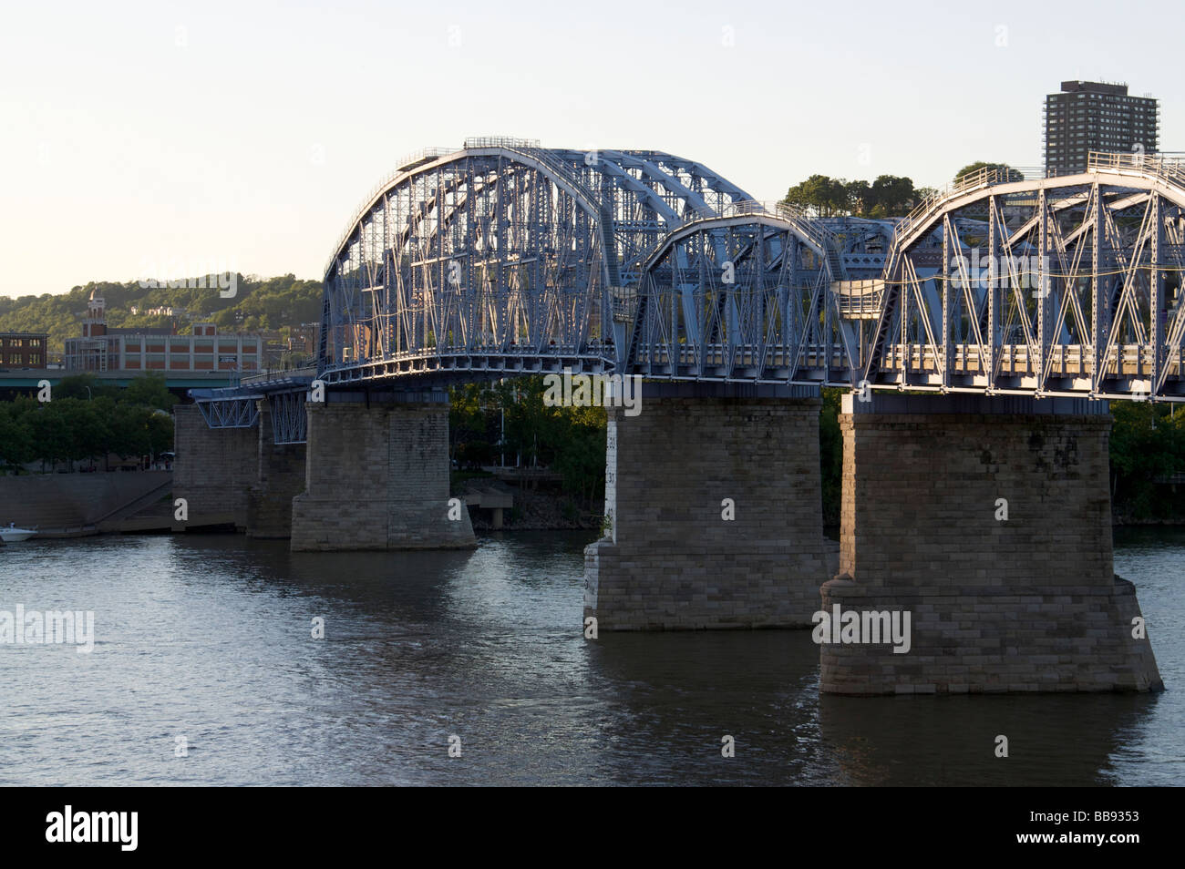 Purple people bridge hi-res stock photography and images - Alamy