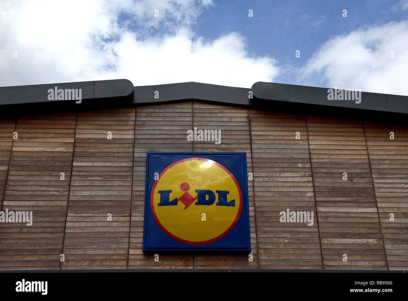 Lidl supermarket logo hi-res stock photography and images - Alamy