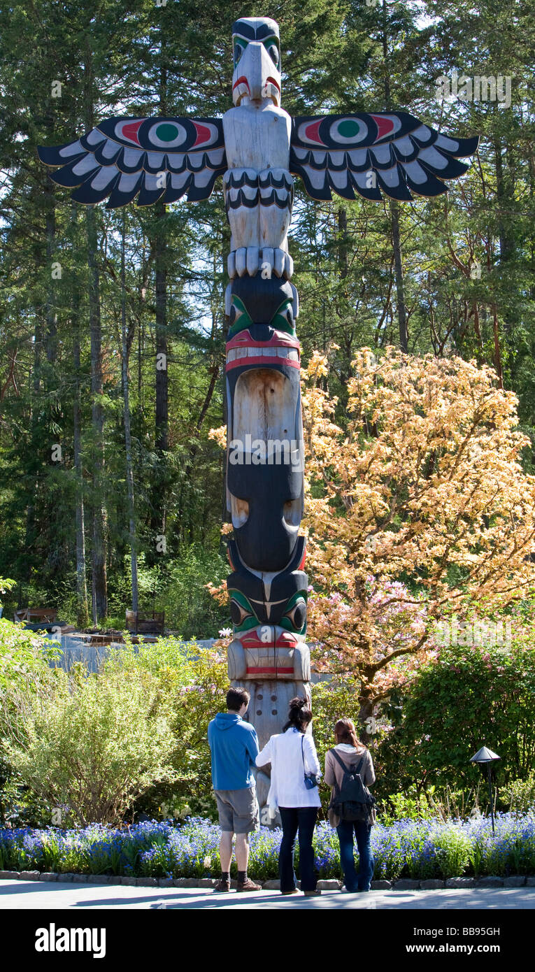 Totem art of the indigenous people of bc hi-res stock photography and ...