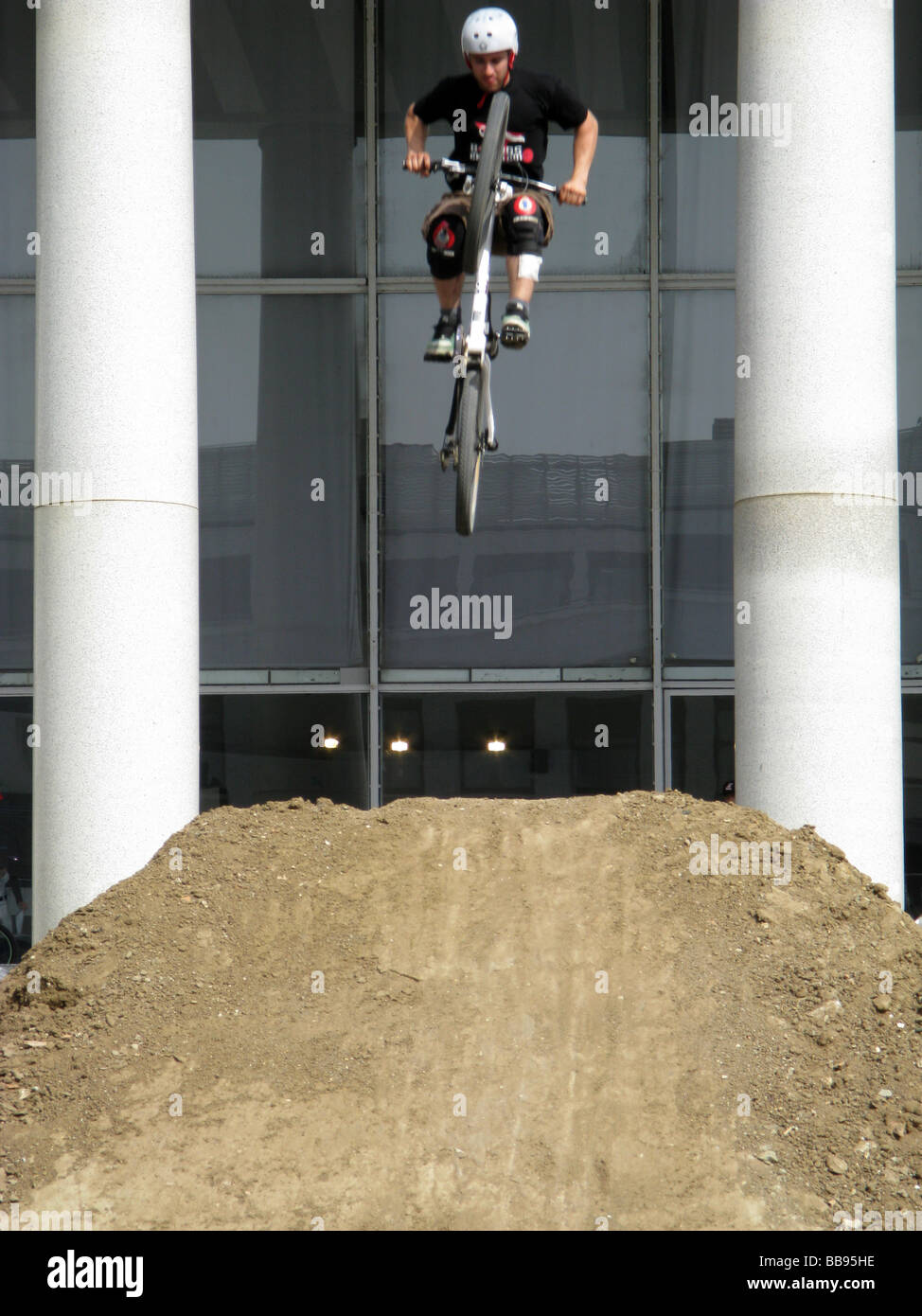 Stunt man silhouette jump jumping stuntman hi-res stock photography and ...