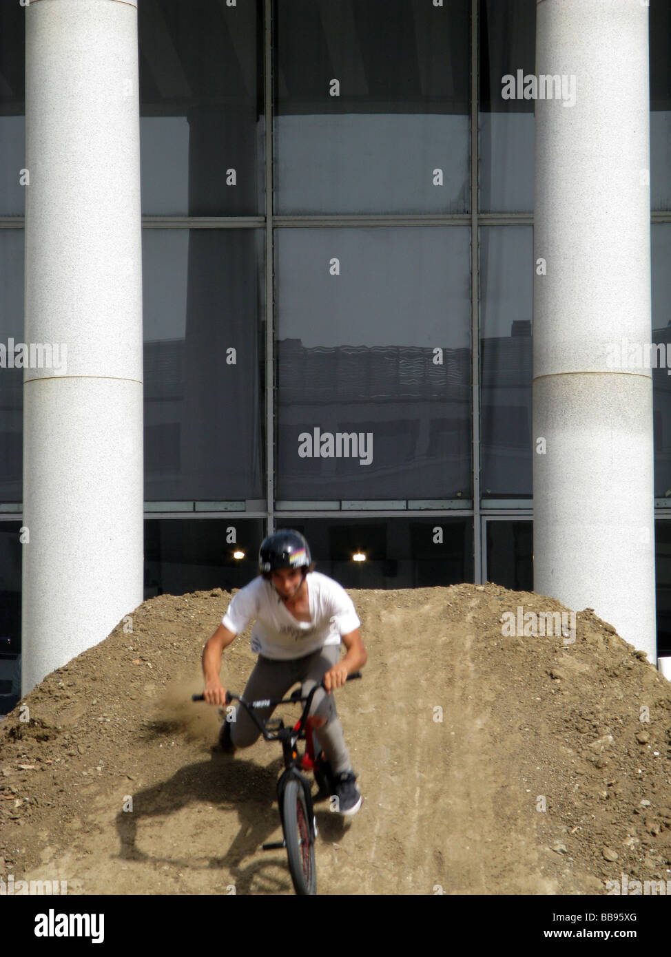 Jumping off building stunt hi-res stock photography and images - Alamy