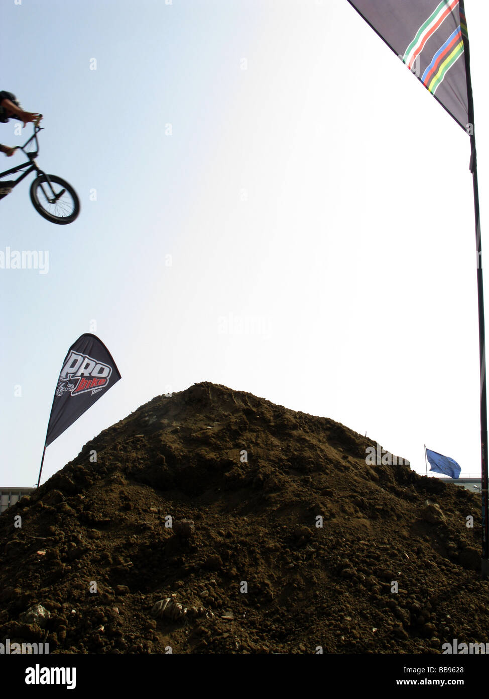 Stunt man silhouette jump jumping stuntman hi-res stock photography and ...