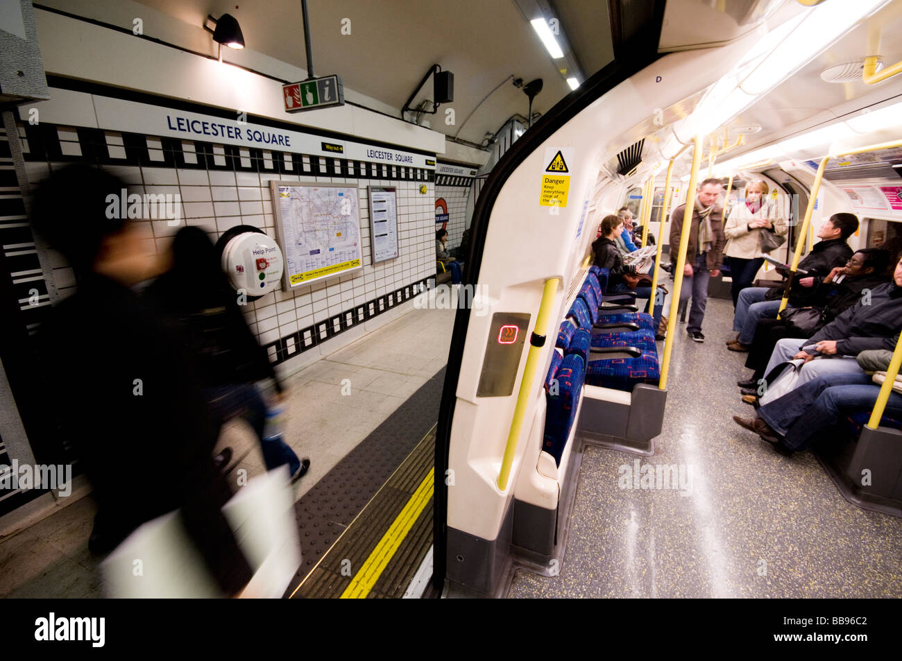 London underground crowded train hi-res stock photography and images ...