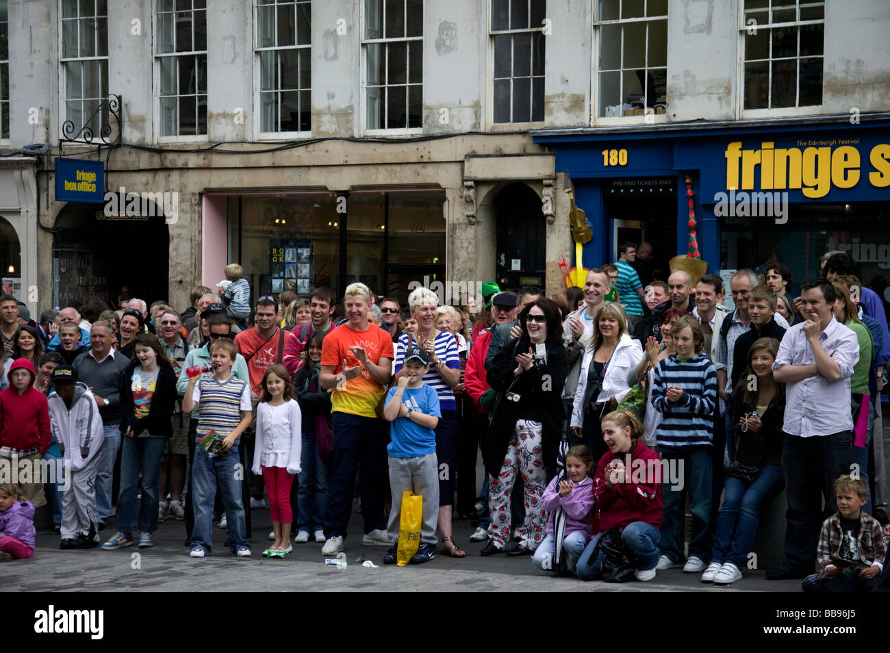 Edinburgh fringe festival street performers hi-res stock photography ...