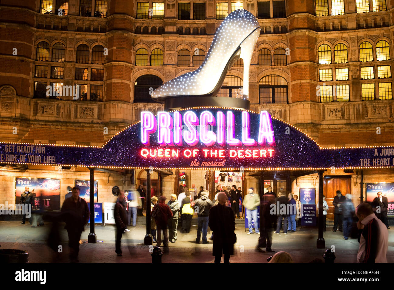 Priscilla queen of the desert palace hi-res stock photography and ...