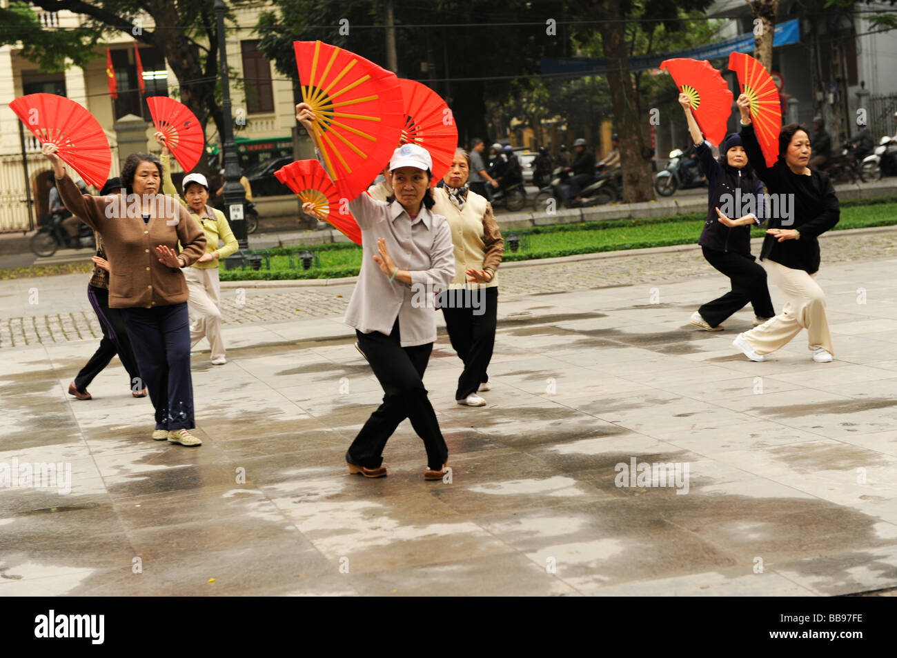 vietnamese fan dancers at the park, Hanoi, vietnam Stock Photo - Alamy