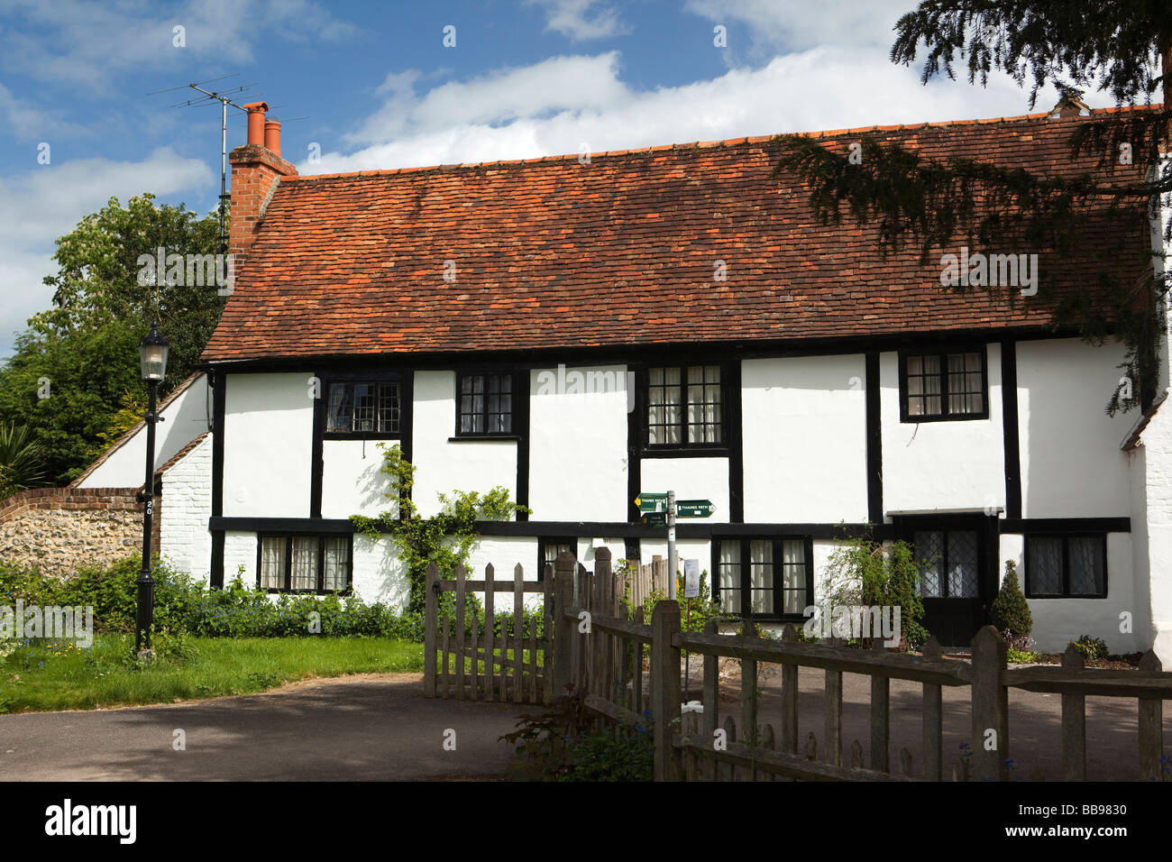 Entrance to churchyard hi-res stock photography and images - Alamy