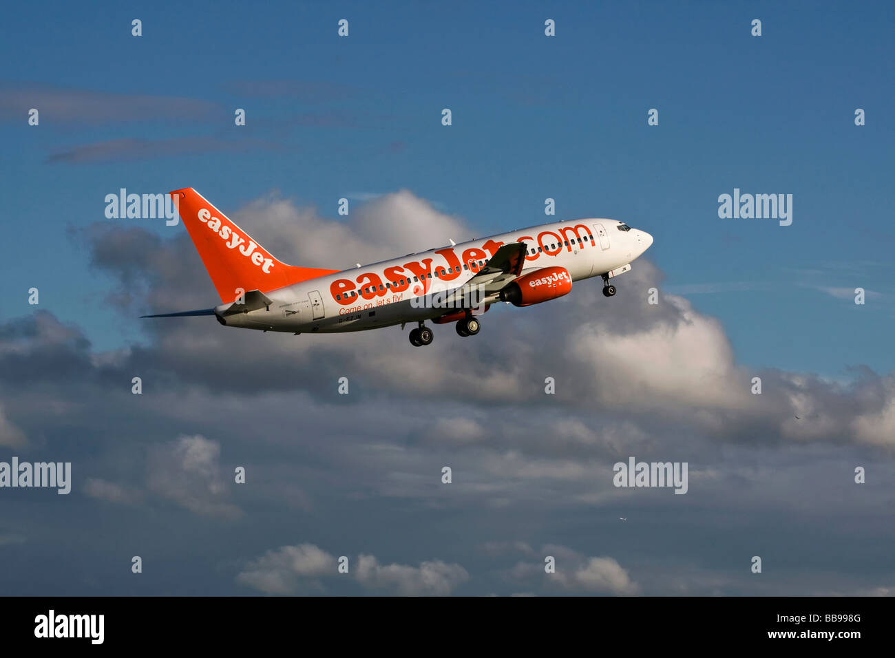 A Boeing 737 of Easy Jet on take off Stock Photo - Alamy