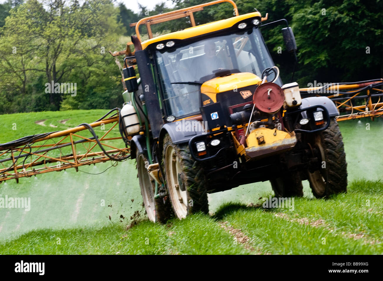 A JCB Fastrac Tractor and Knight Sprayer Spraying Weedkller on Spring ...