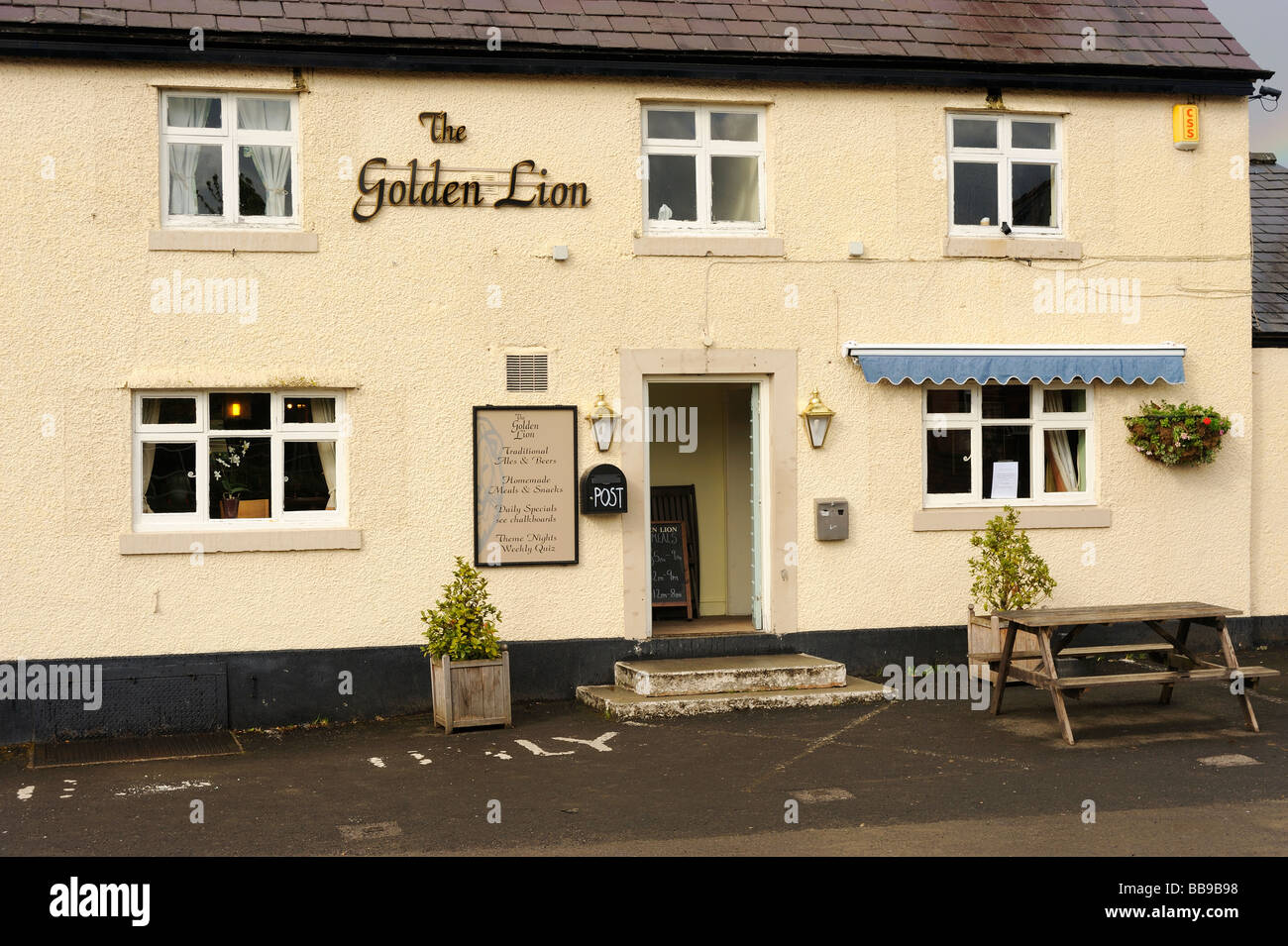 The Golden Lion Public house in Ashton Hayes Britains first carbon ...