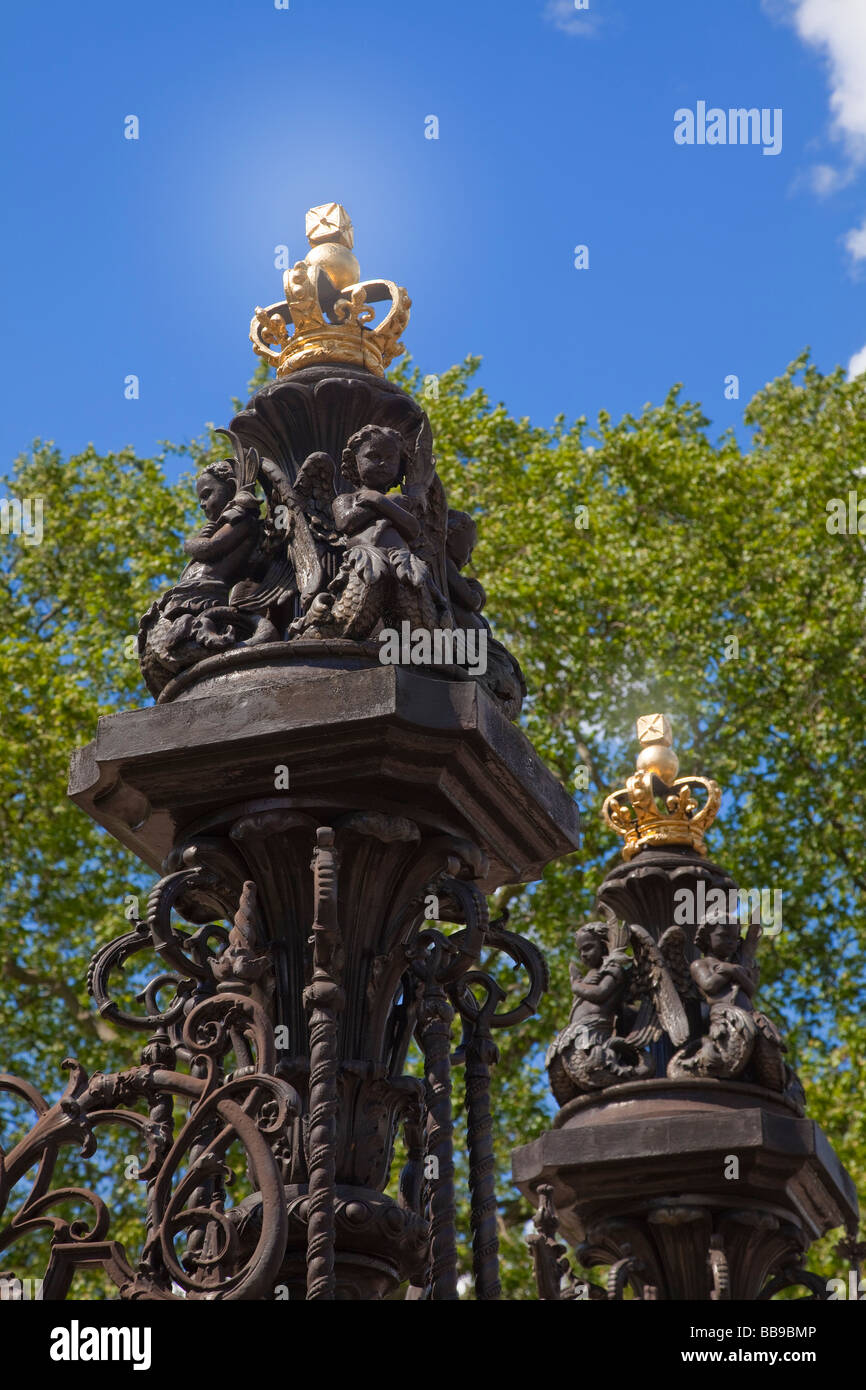 Hyde Park gate detail winged cherubs support a golden crown Stock Photo ...