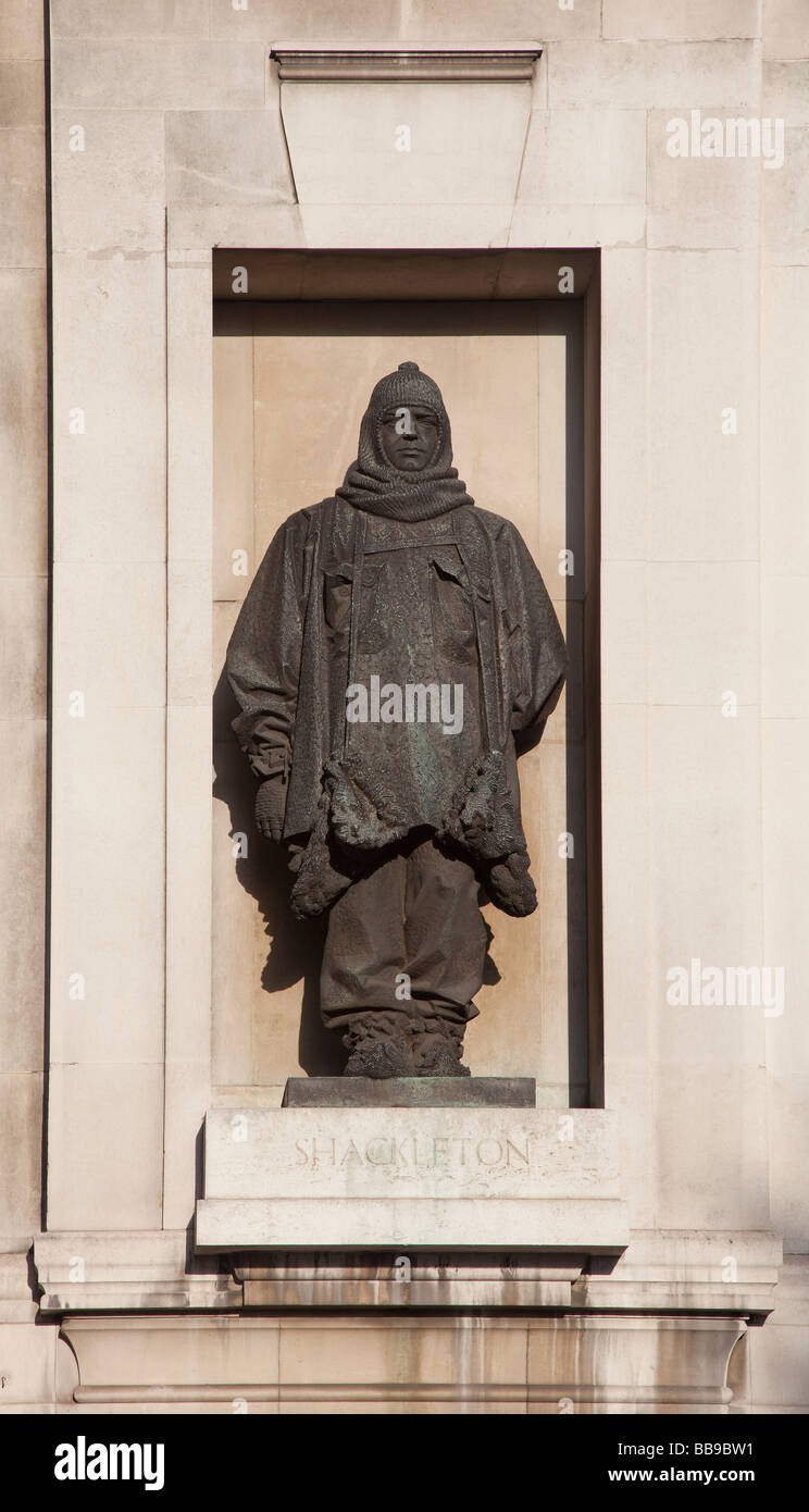 Stautue of Shackleton London UK Stock Photo - Alamy