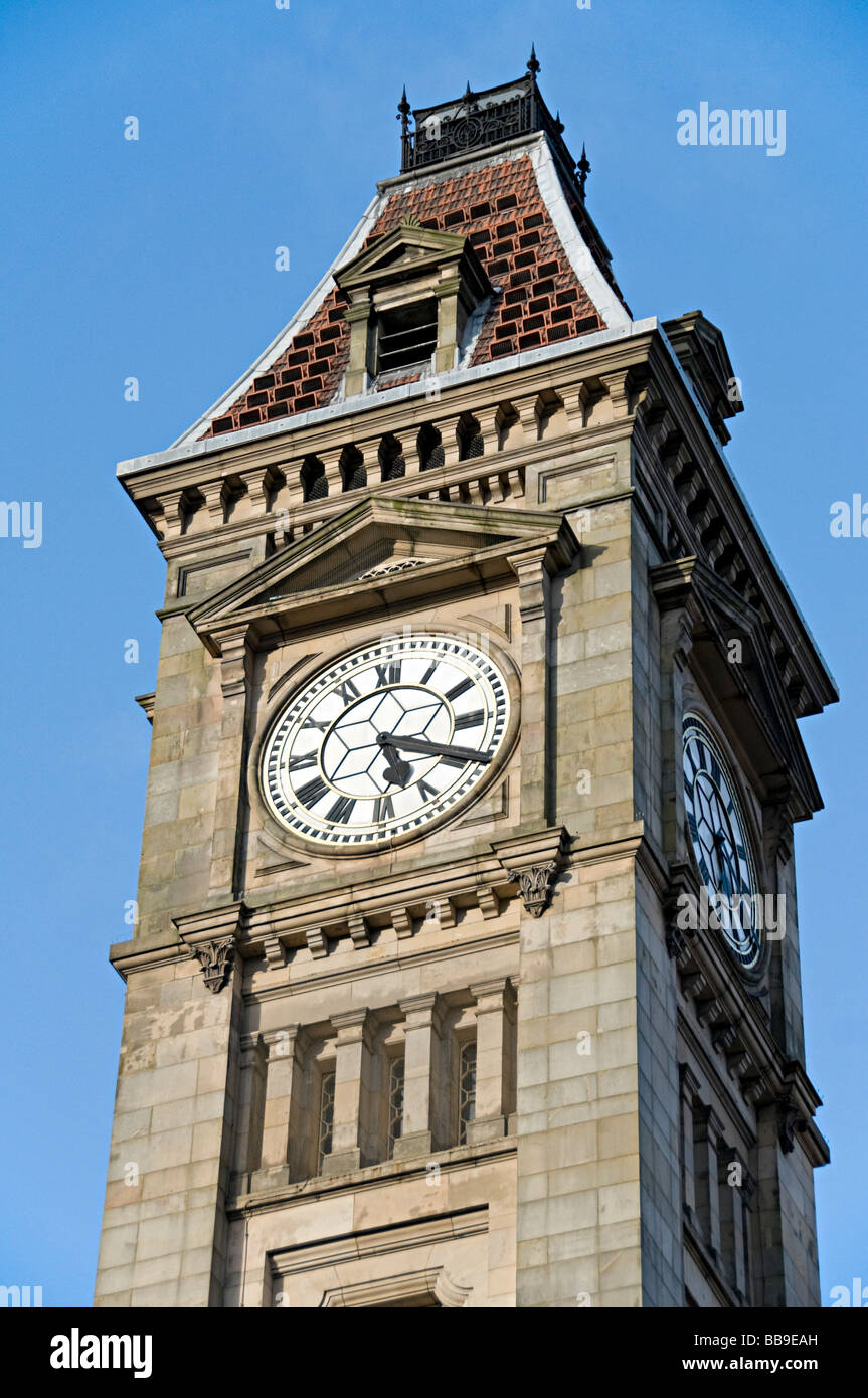 birmingham art gallery museum and clock tower Stock Photo - Alamy