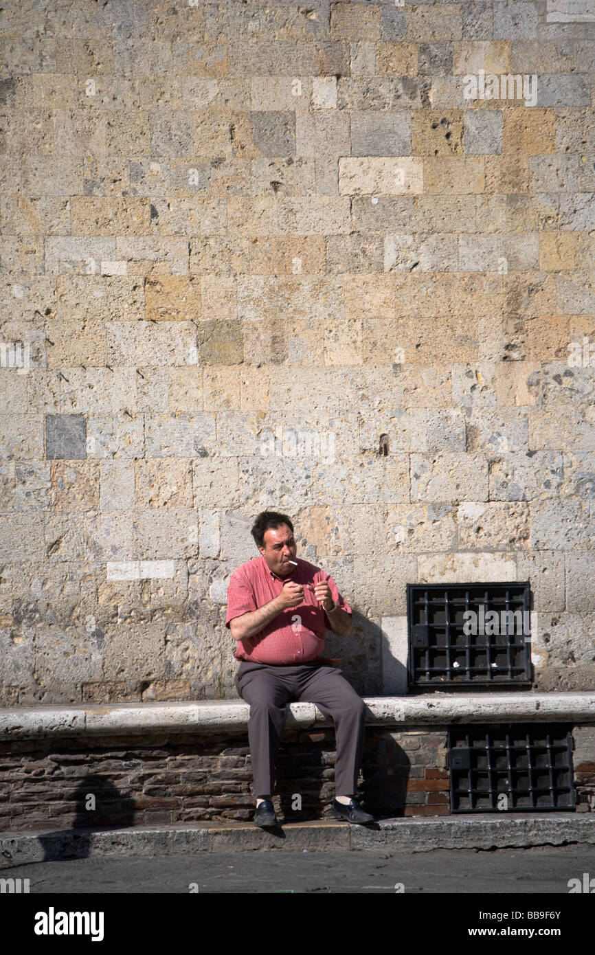 Local man smoking in the Piazza del Duomo, Siena, Tuscany, Italy Stock ...