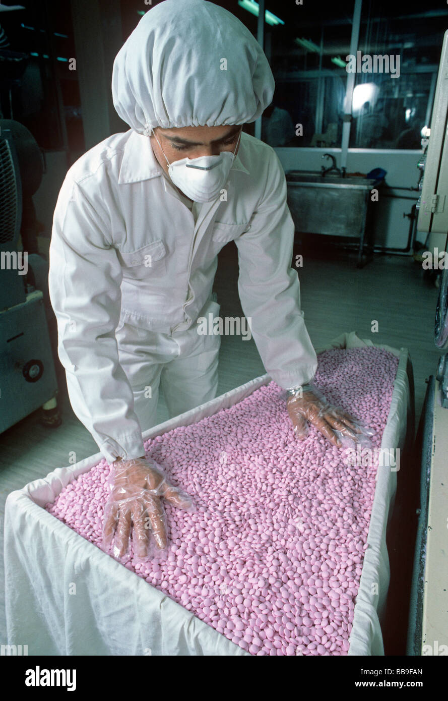pharmaceutical pills manufacturing Stock Photo - Alamy