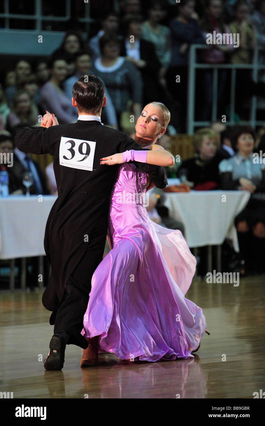 Ballroom dancers hi-res stock photography and images - Alamy