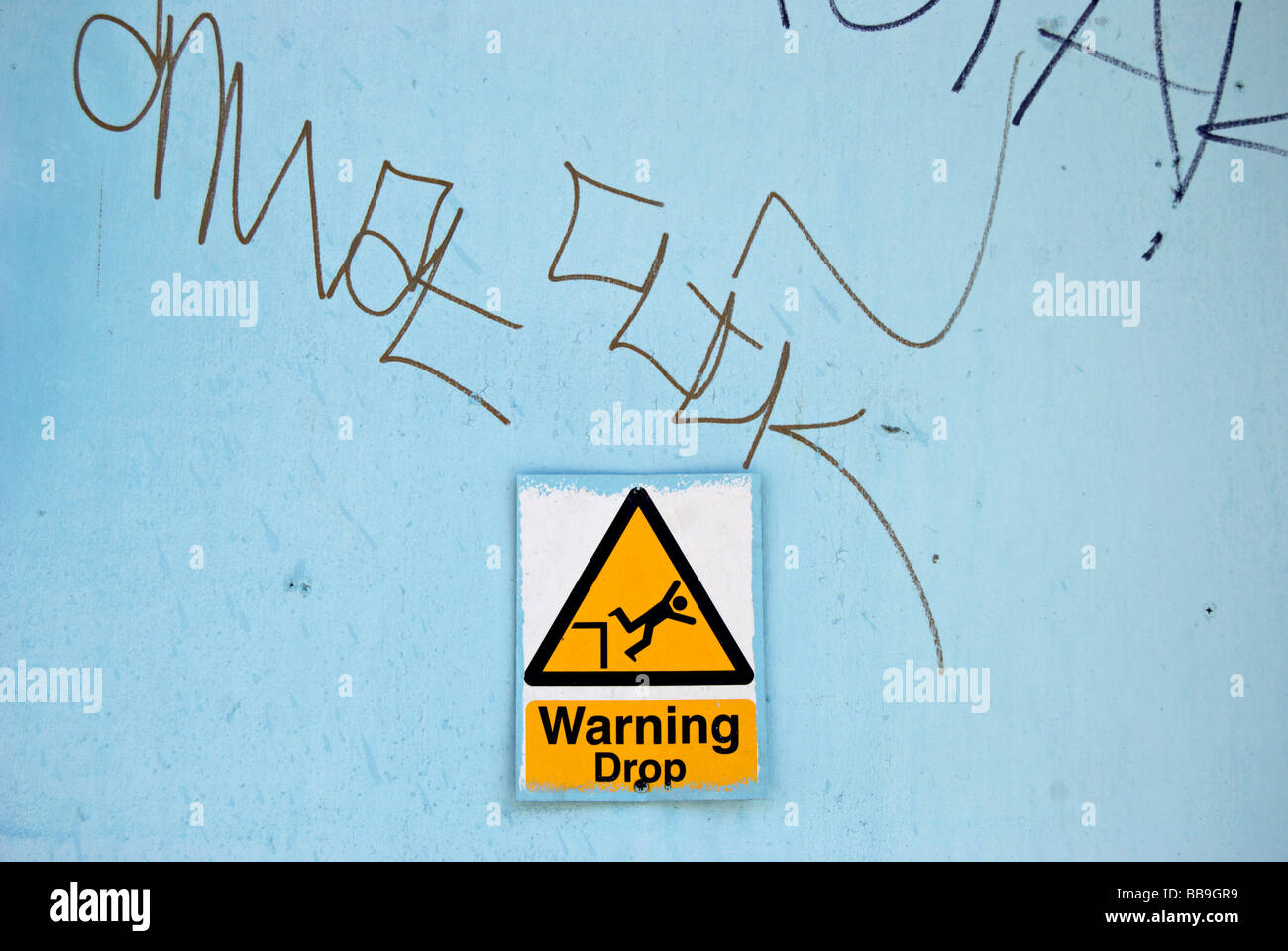 Graffiti warning sign hi-res stock photography and images - Alamy