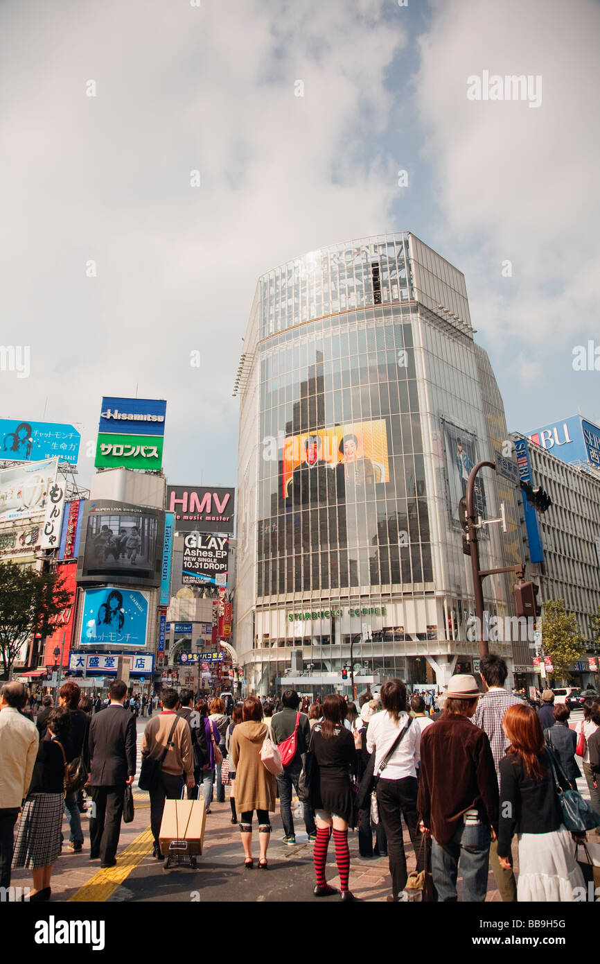 Intersection and pedestrians red light hi-res stock photography and ...