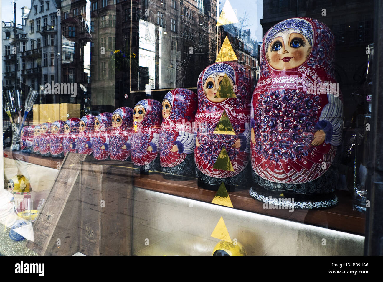 Line queue dolls hi-res stock photography and images - Alamy