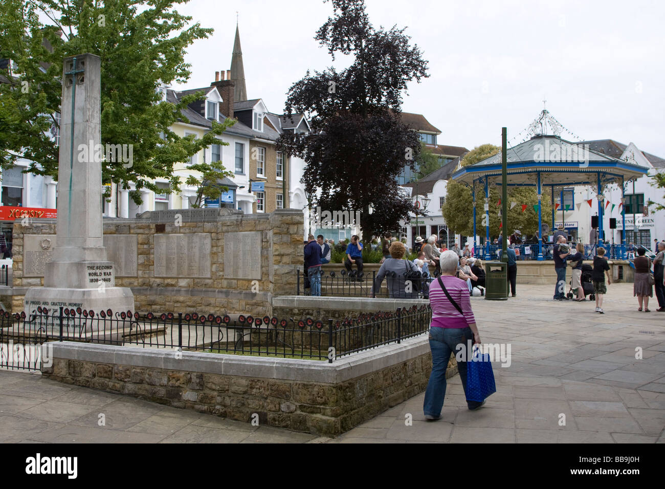 horsham town centre high street shopping sussex england uk gb Stock ...