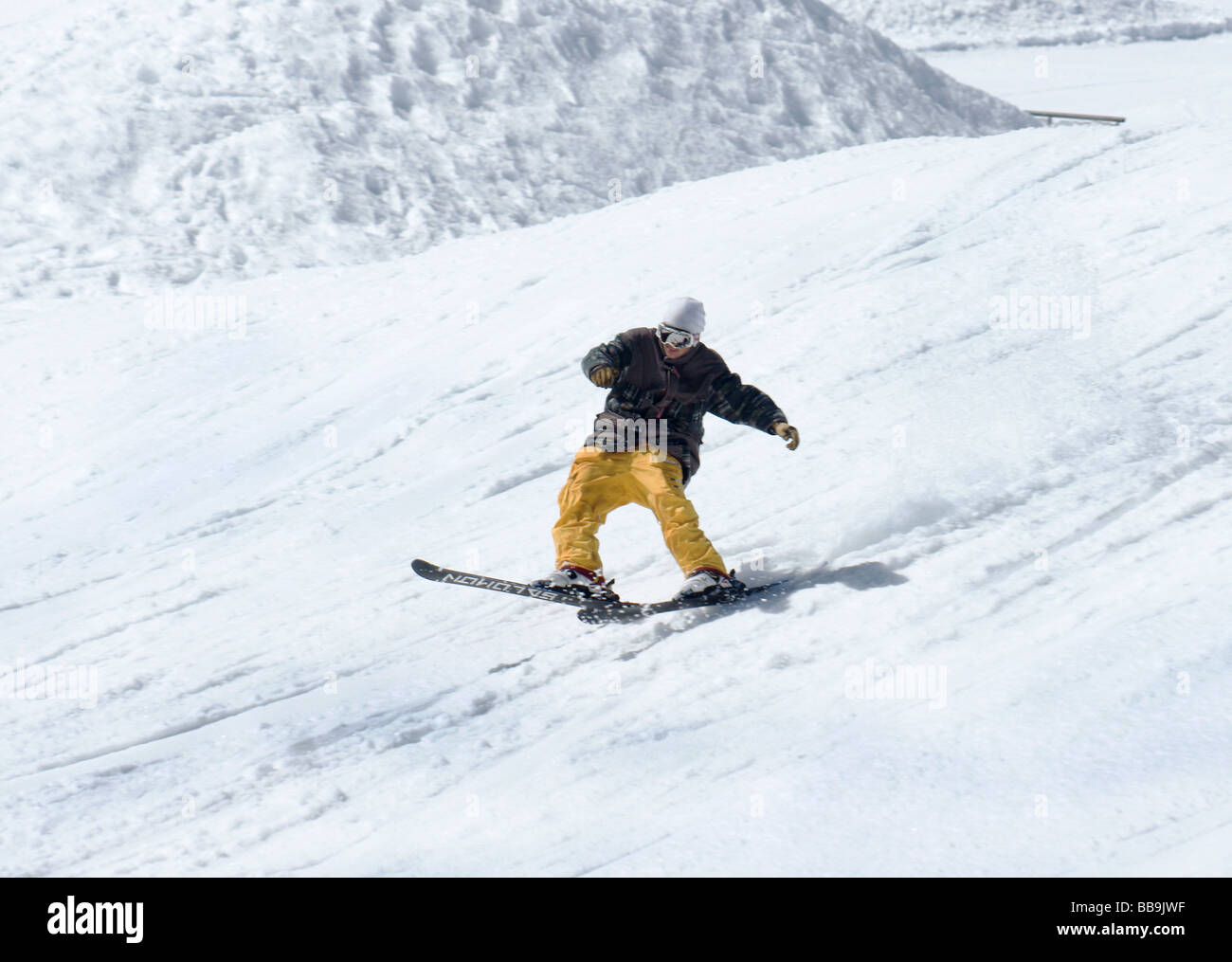 Ski jumper landing hi-res stock photography and images - Alamy