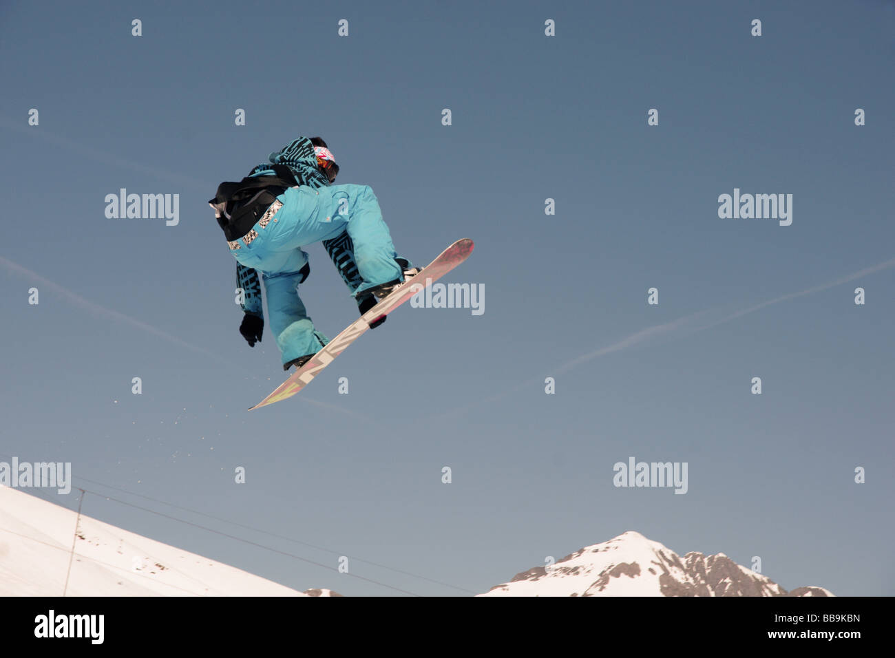 Snowboard snowpark jumping hi-res stock photography and images - Alamy