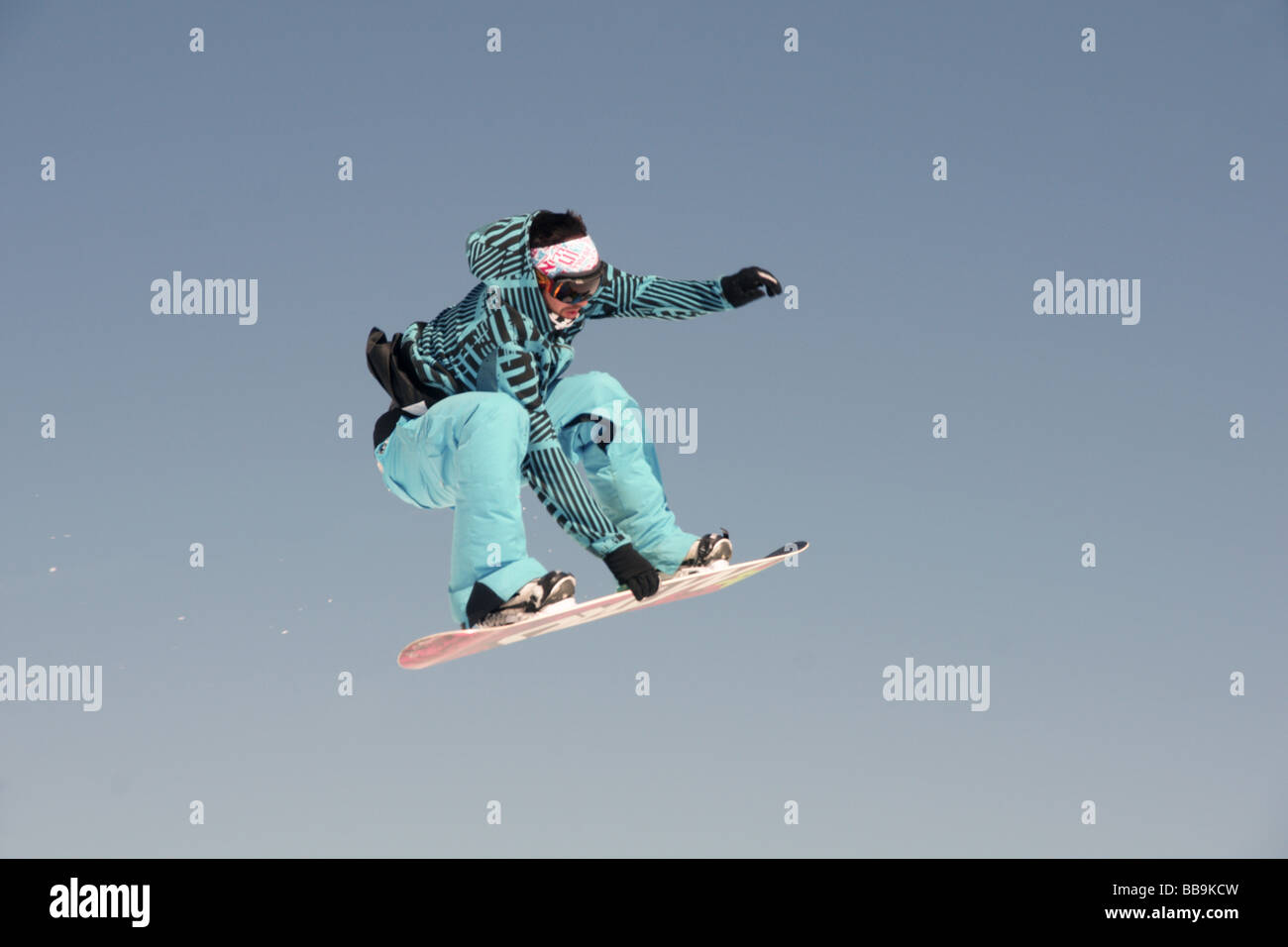 Snowboard snowpark jumping hi-res stock photography and images - Alamy