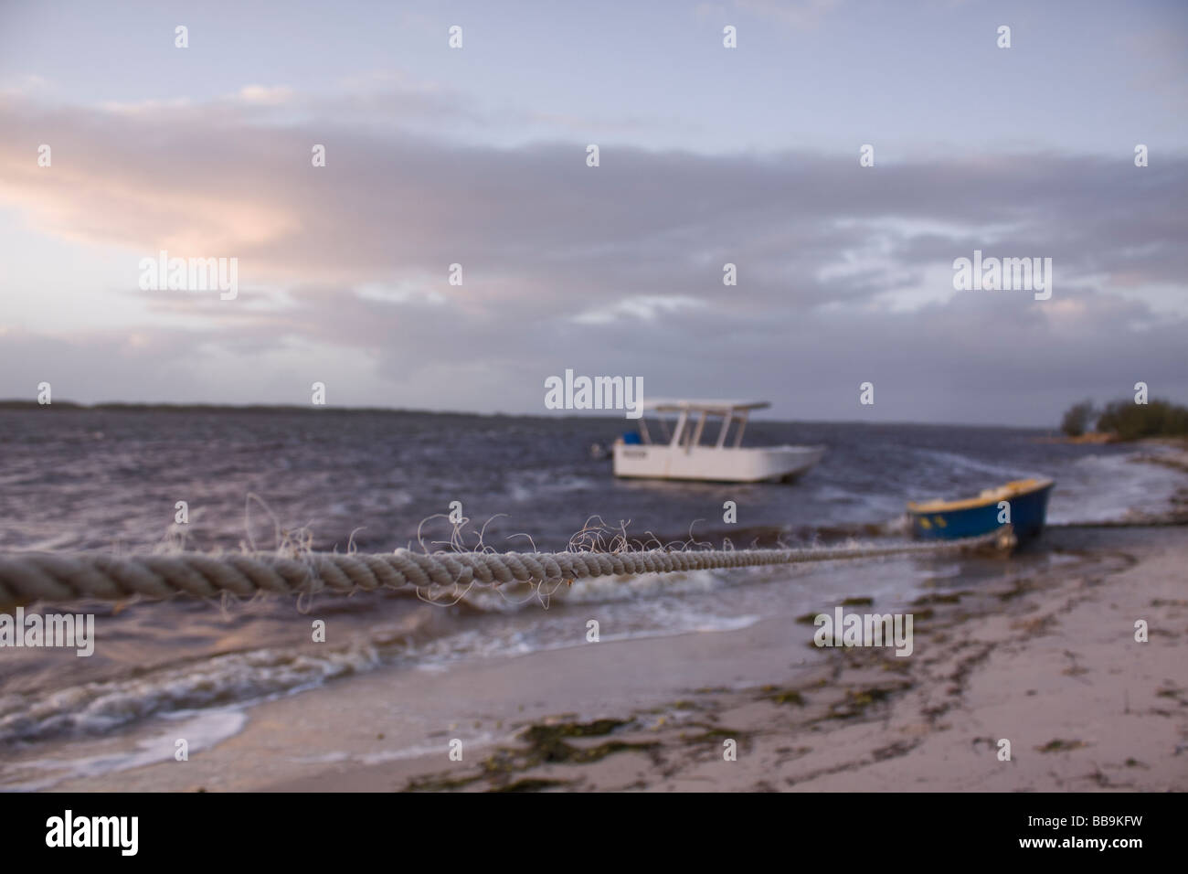 rope conecting boats together Stock Photo - Alamy