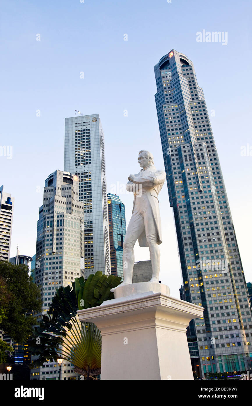 Singapore, Singapore Riverwalk, Raffles Statue Stock Photo - Alamy