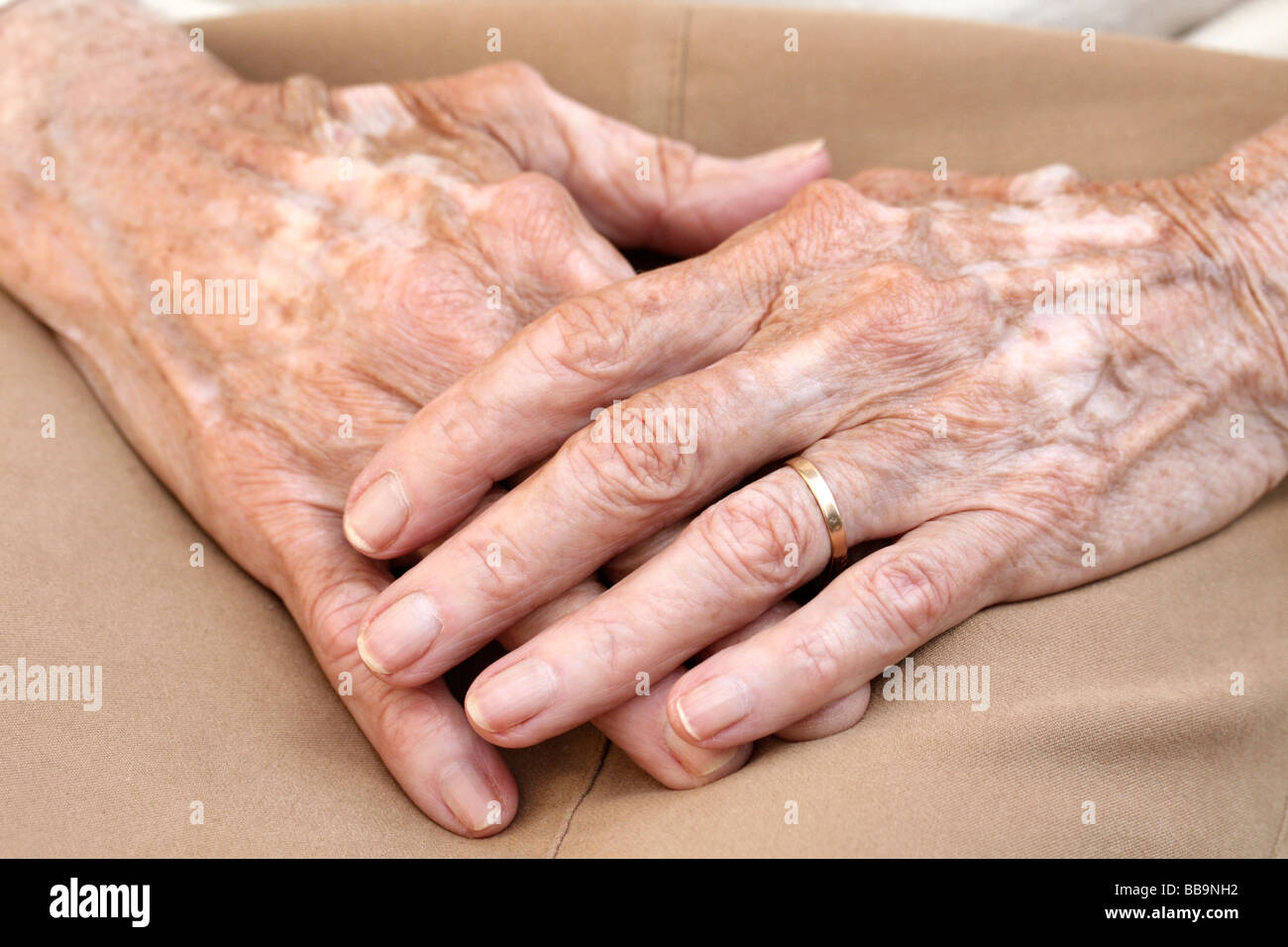 Old woman hands Stock Photo - Alamy