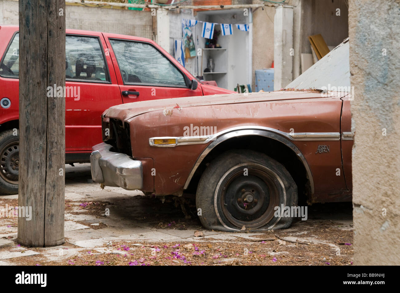 Old neglected car Stock Photo - Alamy