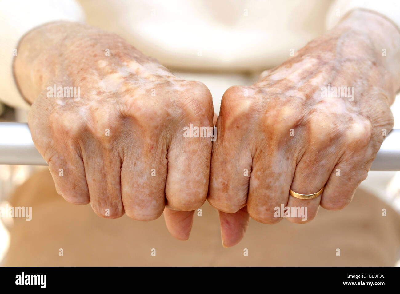 Old woman hands Stock Photo - Alamy