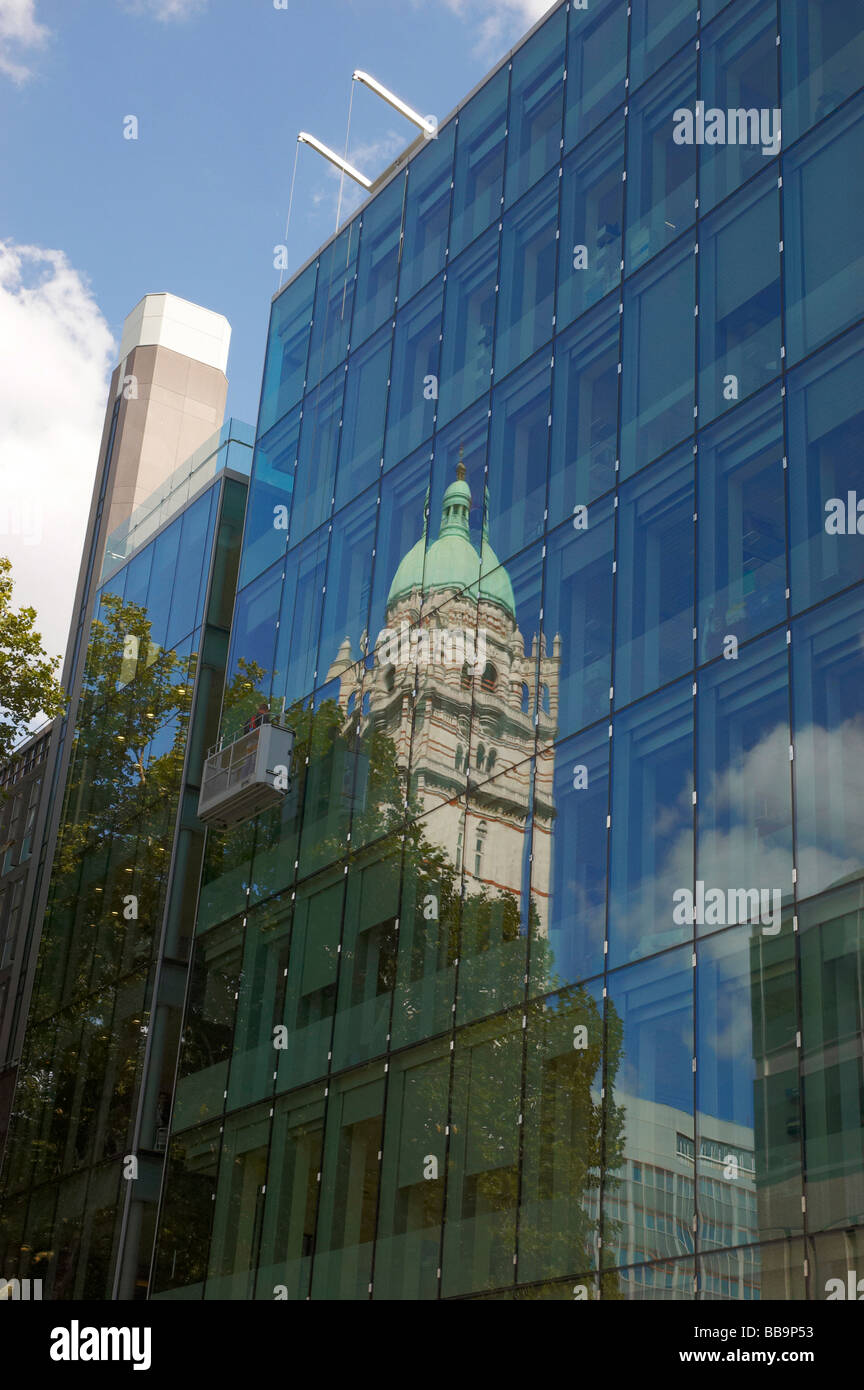 Glass tower block reflection sky hi-res stock photography and images ...