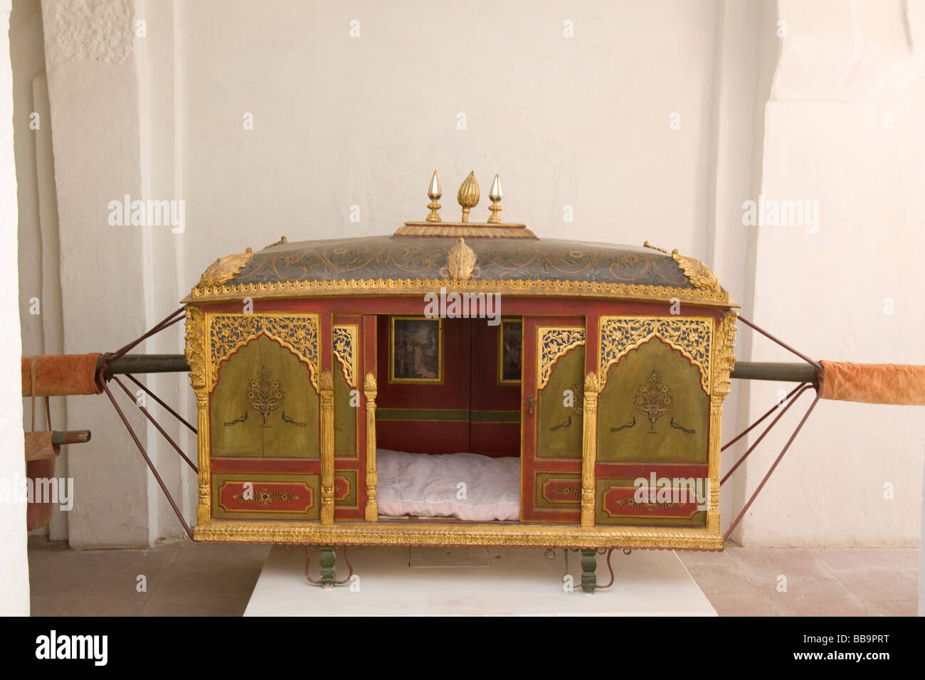 Travel by palanquin hi-res stock photography and images - Alamy